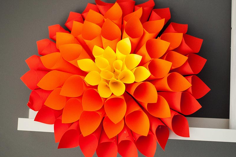 Pretty Paper Dahlia Wreath – DIY Wall Art